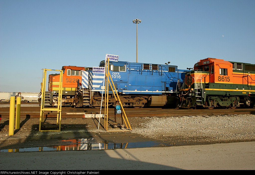 BNSF 5220, CEFX 1016, and BNSF 8516